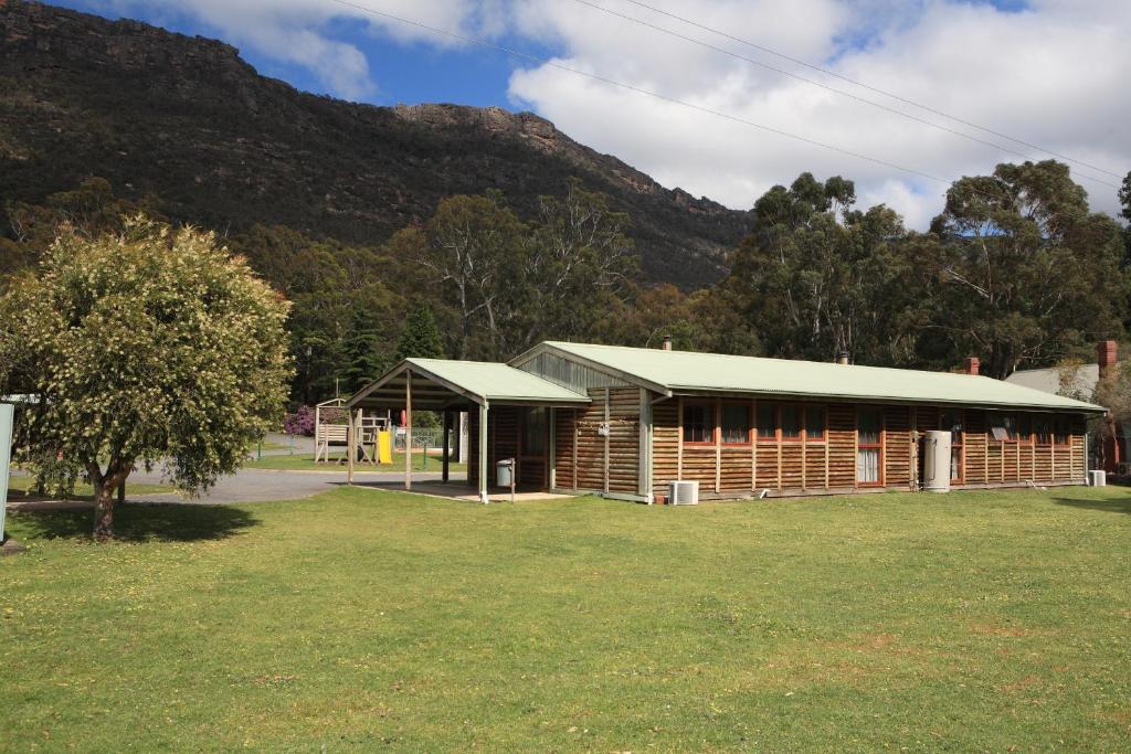 Halls Gap Log Cabins:Accommodation